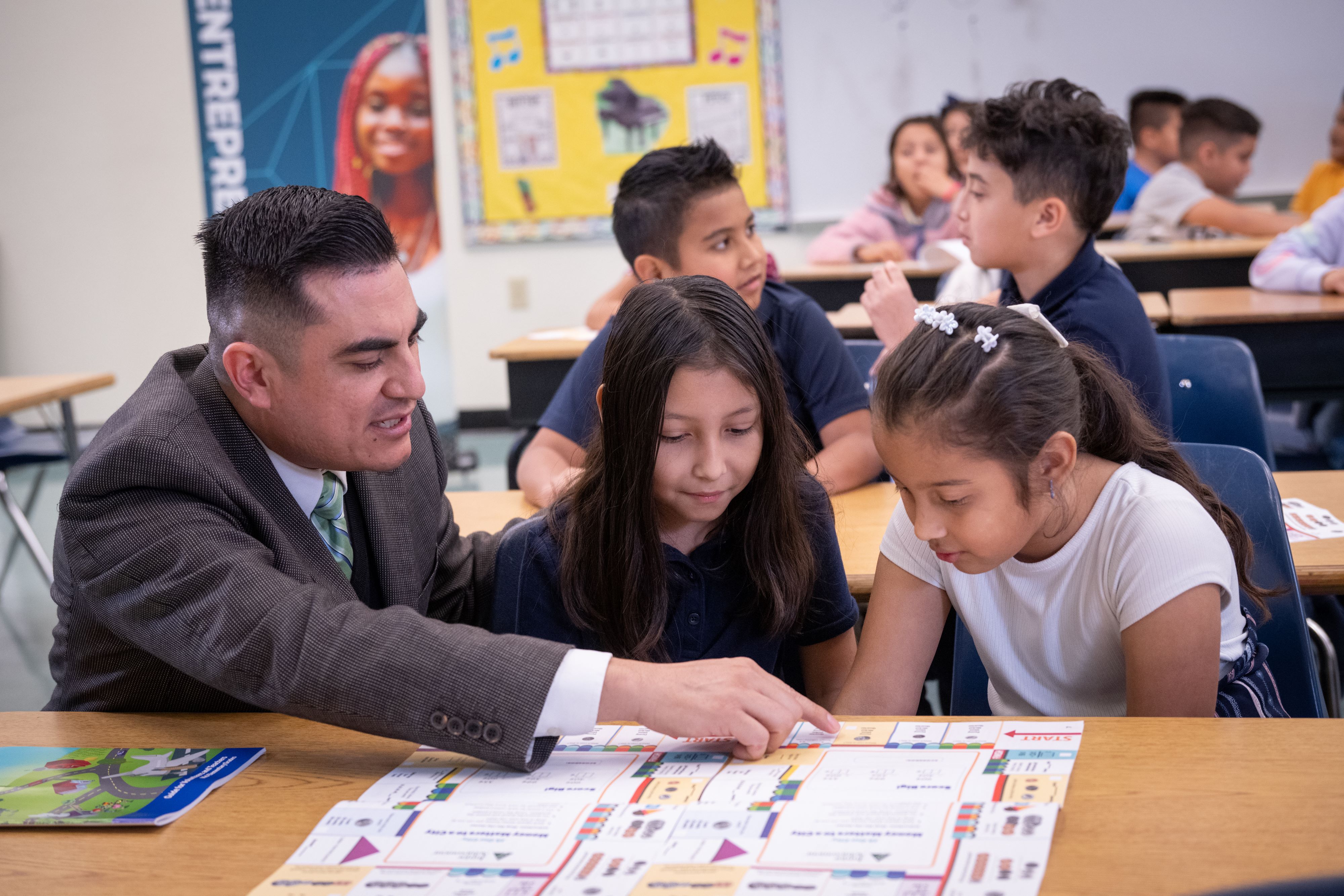 Volunteering in the Classroom | Junior Achievement of the Heartland